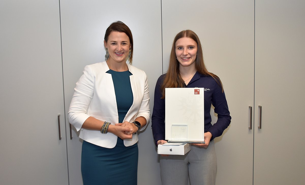 LRin Mair gratulierte Emma Huber zum „Lehrling des Monats Juli 2024 ...