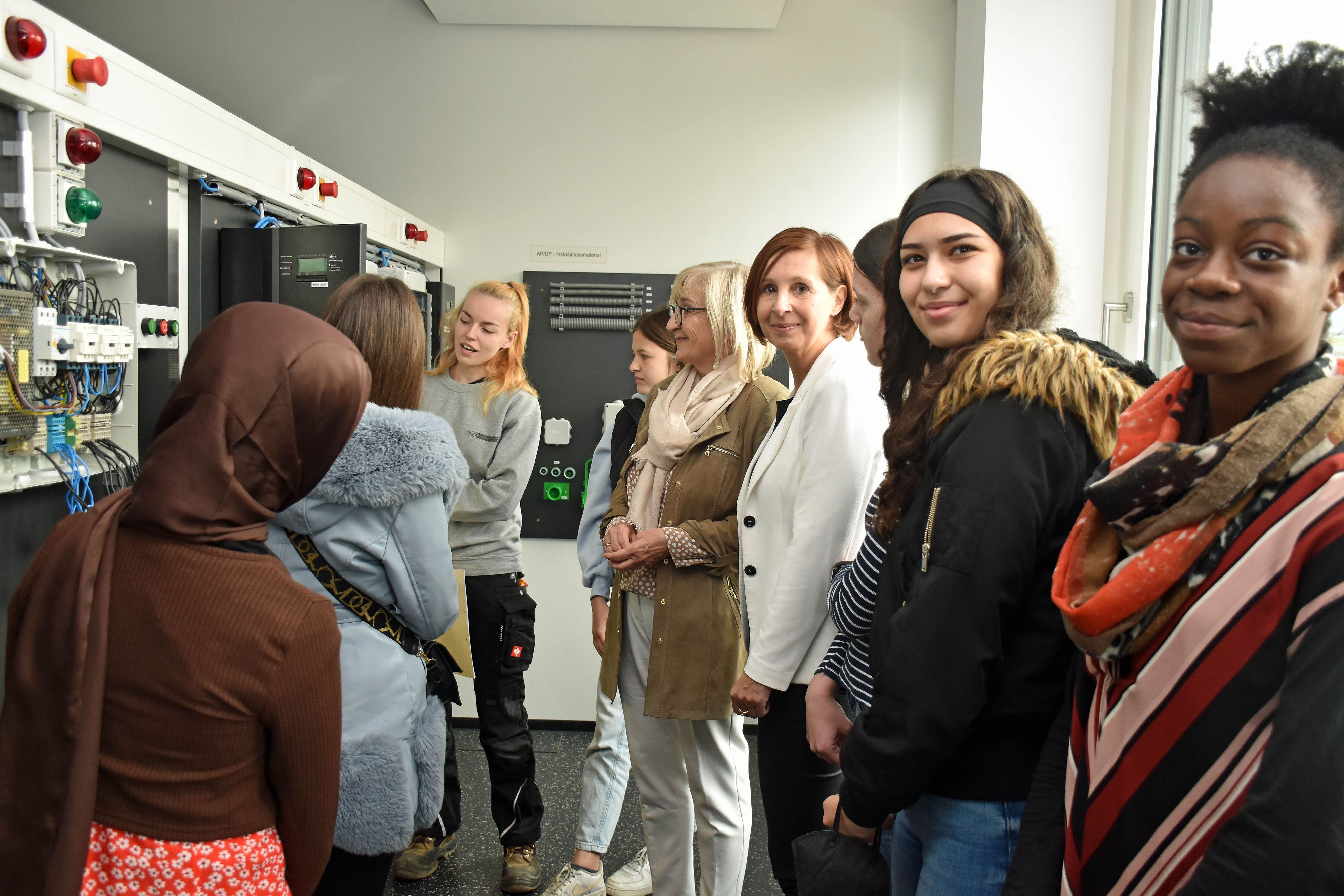 Girls‘ Day Tirol: 700 Schülerinnen packen in Technik-Berufen an | Land ...