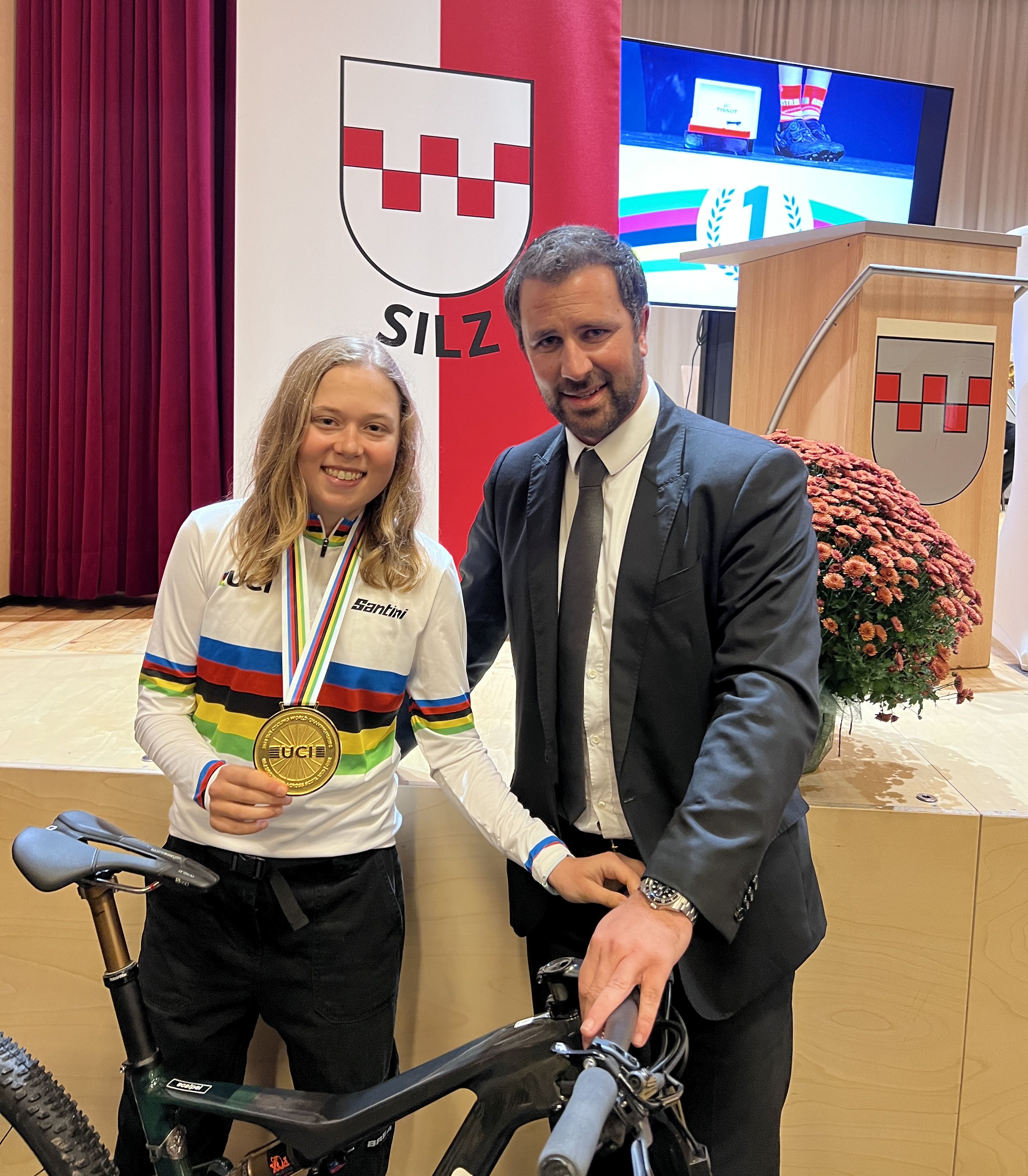 Mountainbikerin Mona Mitterwallner feierlich empfangen | Land Tirol