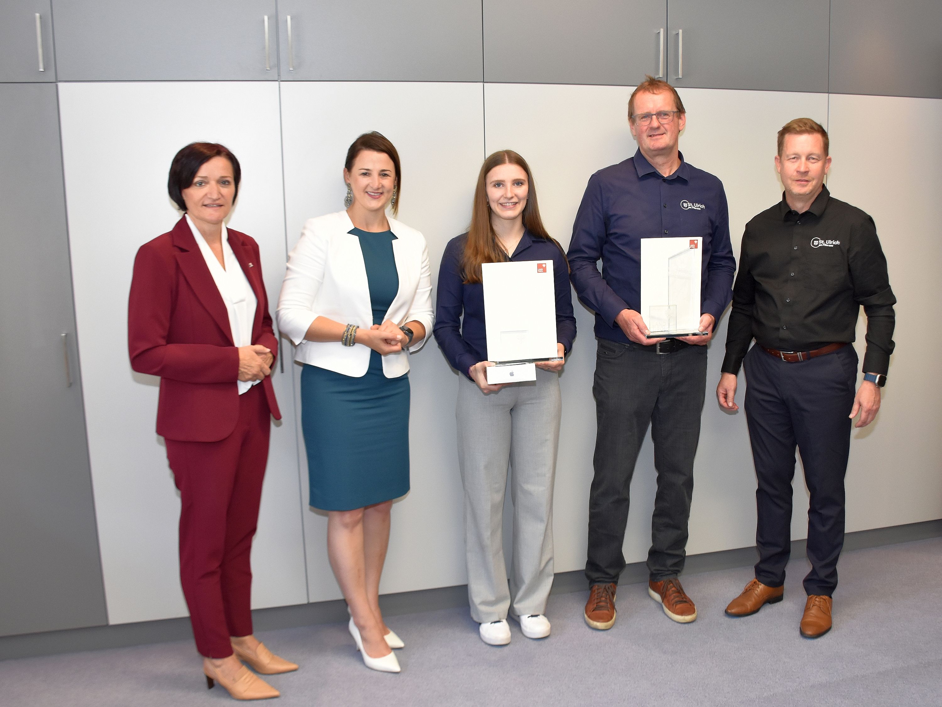 LRin Mair gratulierte Emma Huber zum „Lehrling des Monats Juli 2024 ...