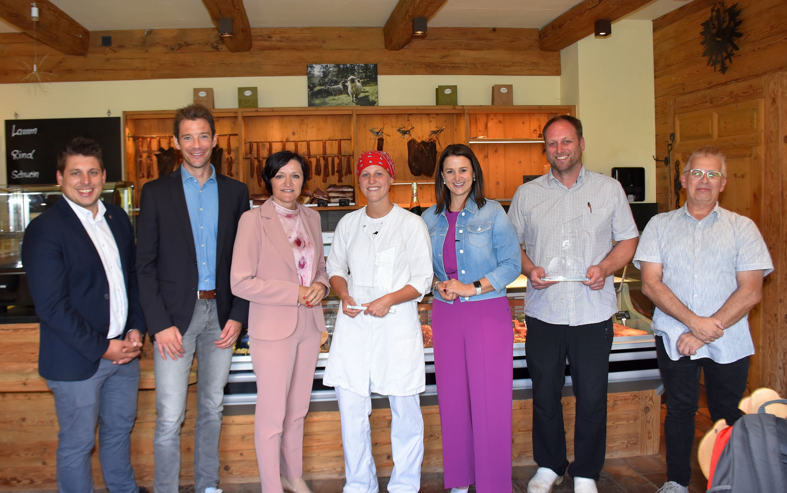 LRin Mair gratulierte Melanie Gruber zum „Lehrling des Monats September ...