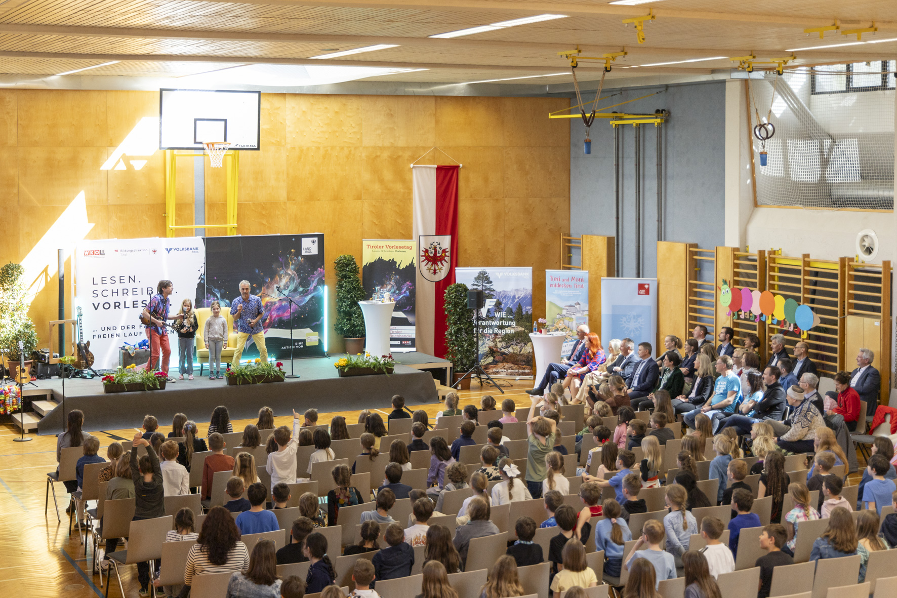 Lesen im Rampenlicht: Großes Schulfest zum Tiroler Vorlesetag 2025 | Land Tirol