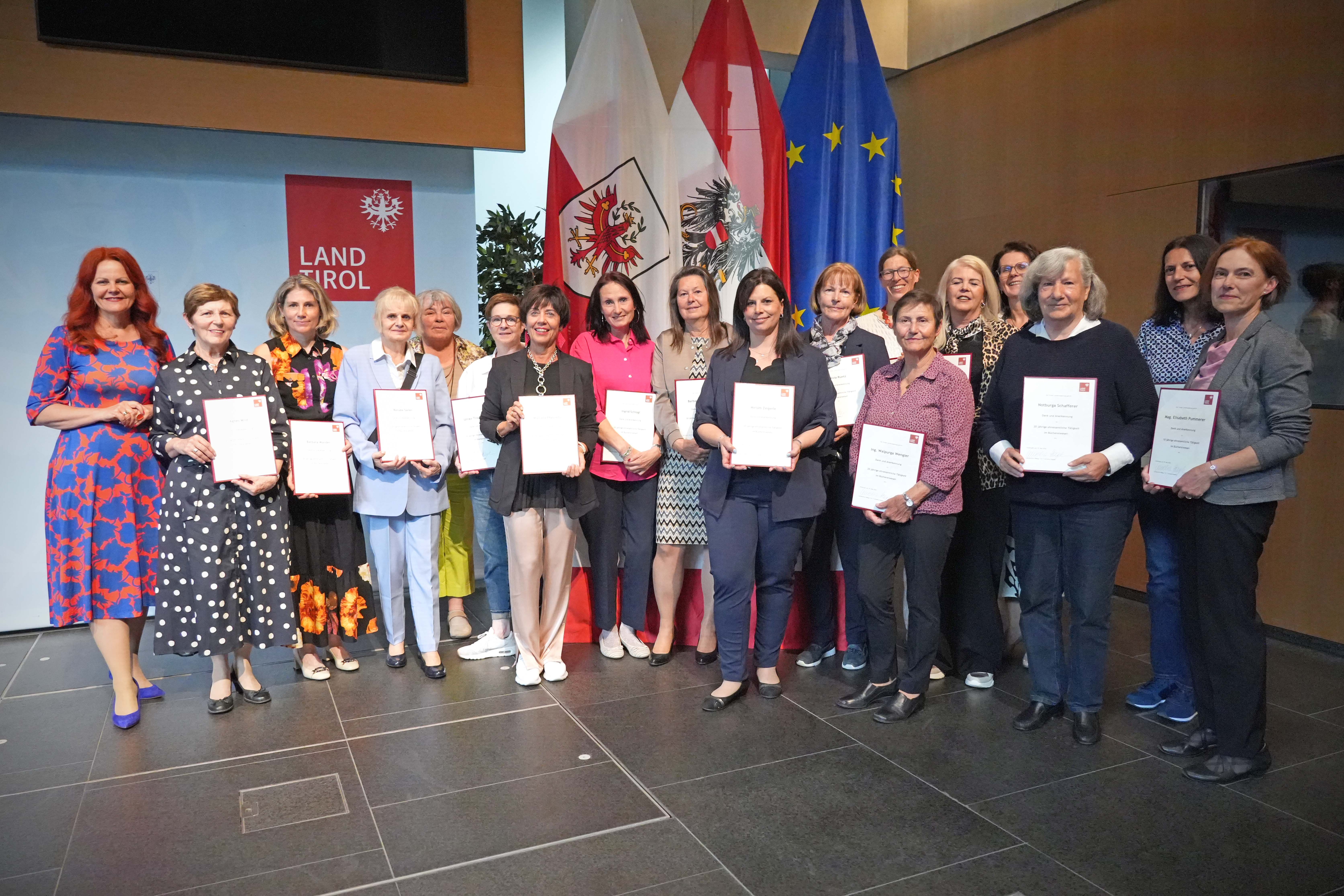117 Ehrungen: Tirols Büchereien leben vom Ehrenamt | Land Tirol